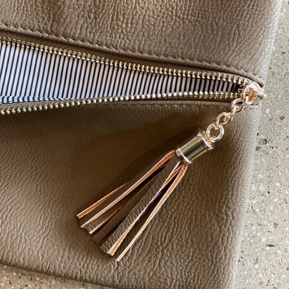 Deluxity | Bags | Nwt Deluxity Crossbody Bag Purse With Tassel Taupe ...